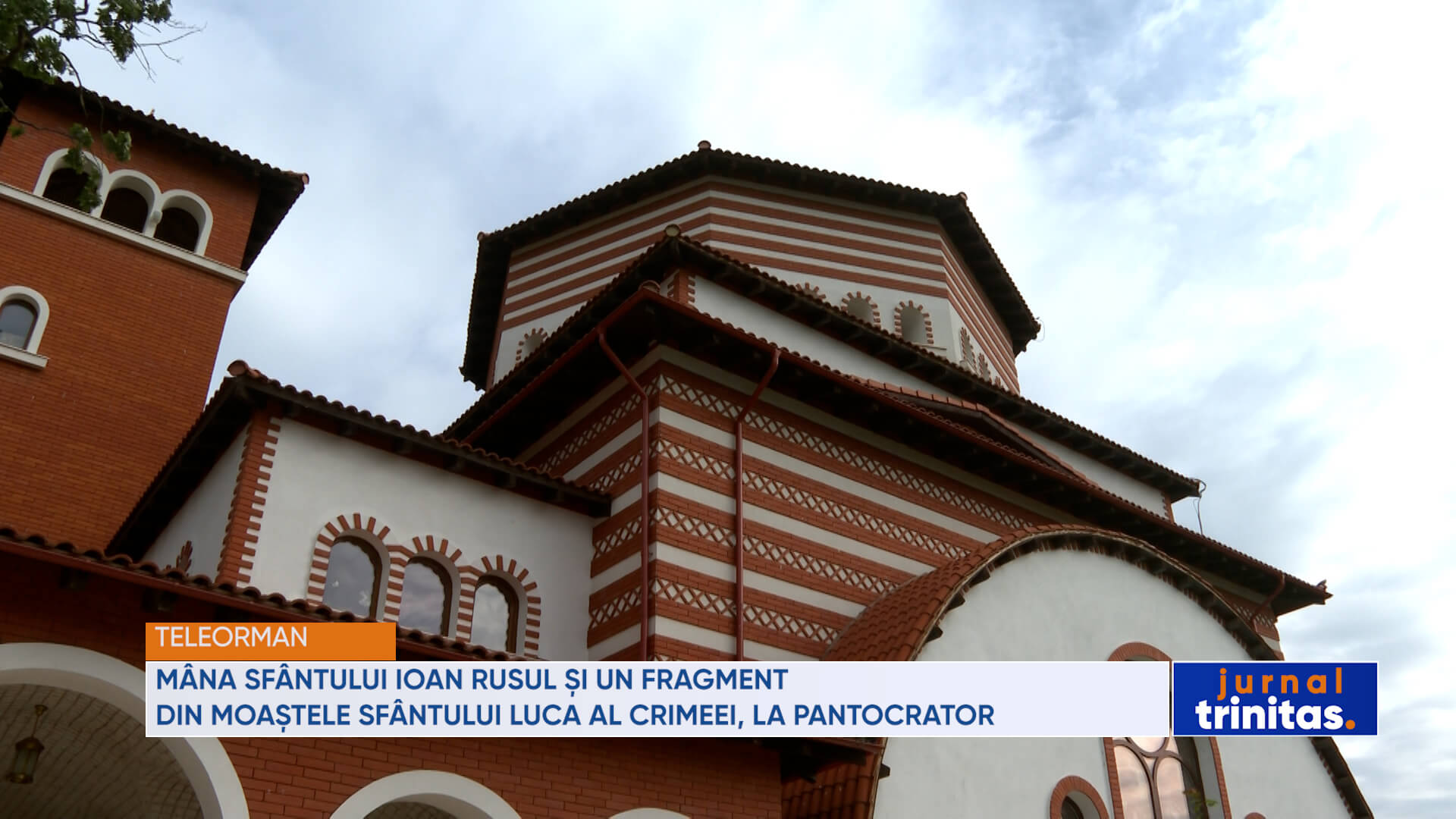 Mâna Sfântului Ioan Rusul și un fragment din moaștele Sfântului Ierarh ...