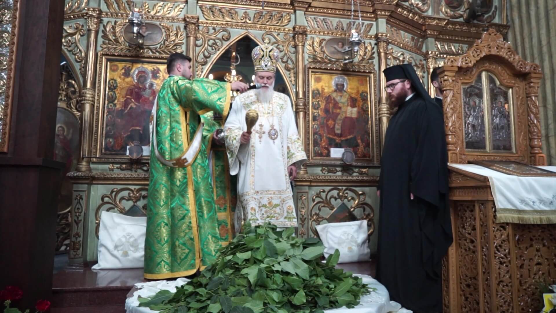 Duminica Rusaliilor, sărbătorită la Mănăstirea „Sfinții Voievozi” din ...