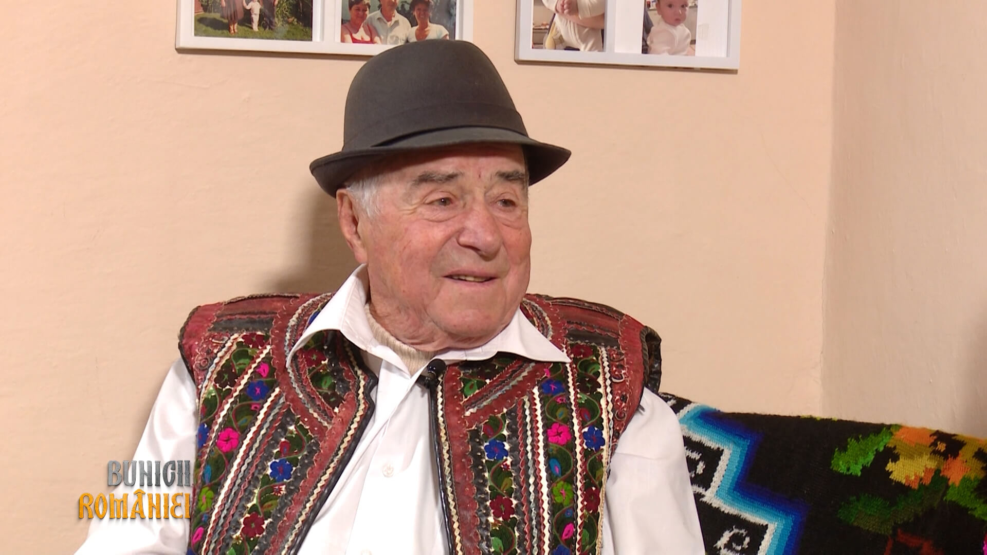 De Crăciun, bunicii ne colindă cu „Îngerul” - colind tradițional din ...