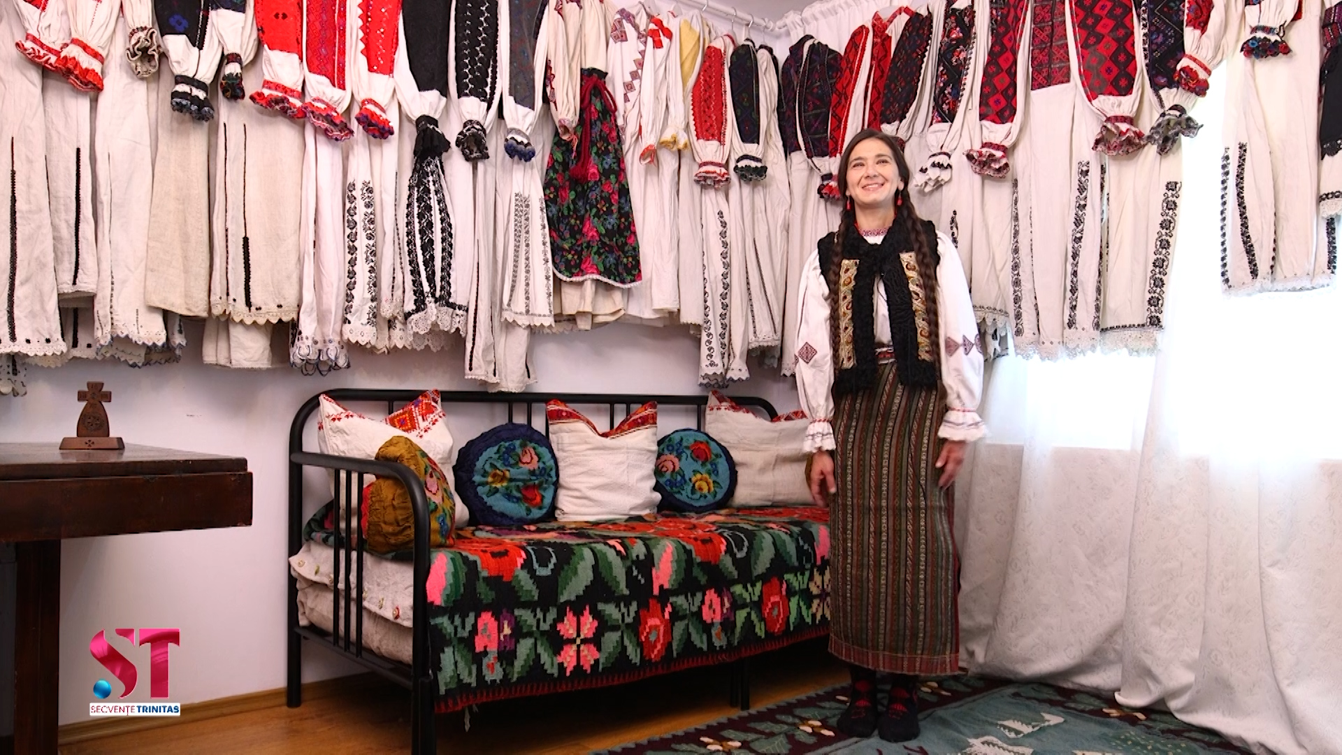 Tânăra biolog Laura Militaru a adunat sute de cămăși populare în doar 3 ...