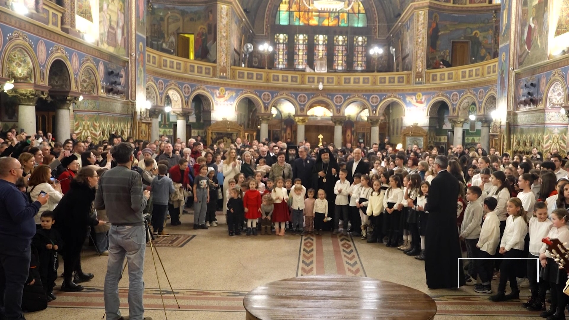 400 de copii l-au colindat pe Mitropolitul Ardealului, în Catedrala ...